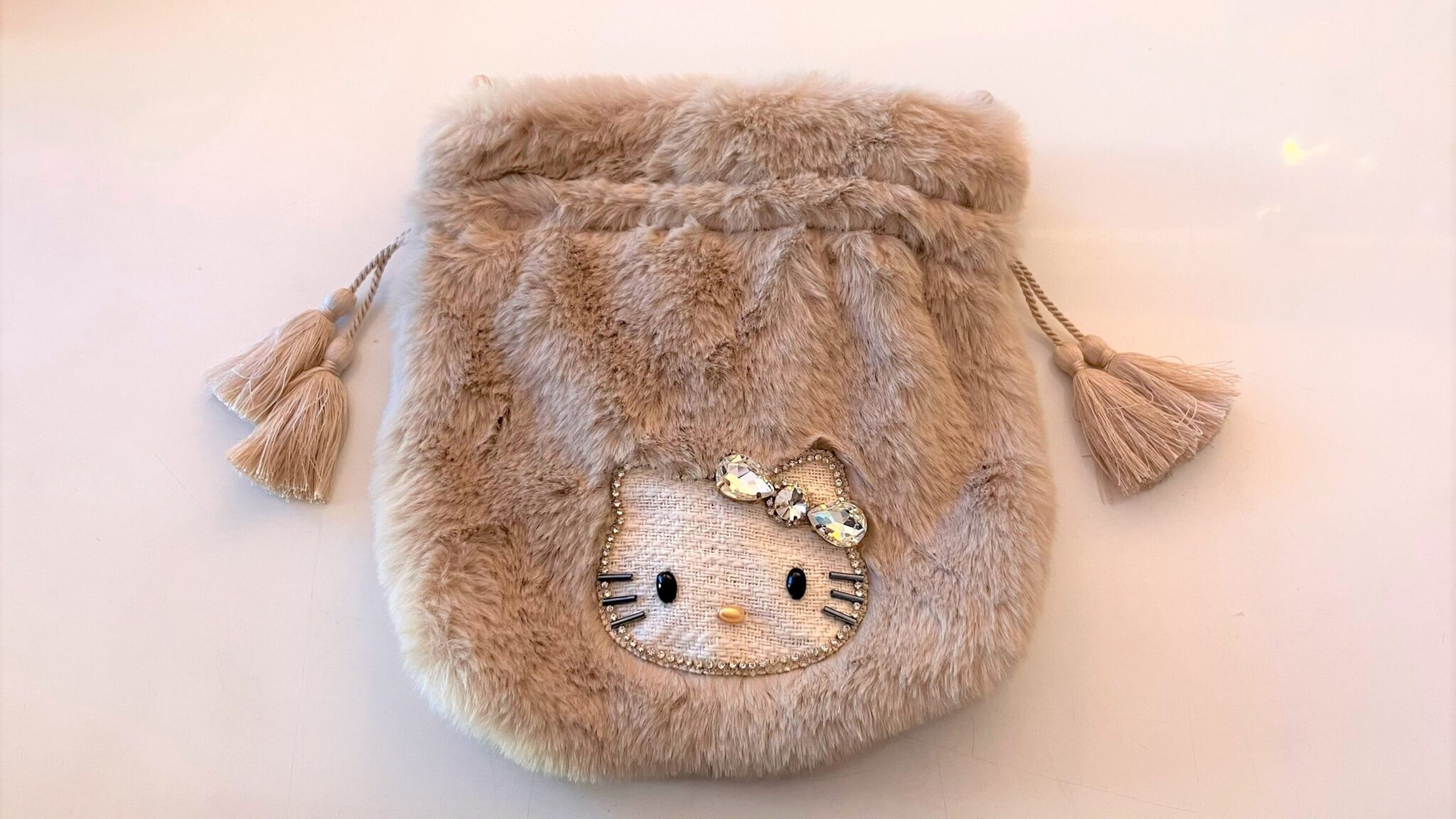 【淡路島】MAYGLOBE×HELLO KITTY ファーポシェットが新登場♪寒い季節のファッションのワンポイントになること間違いなし！ | AWAJI HELLO KITTY APPLE LAND